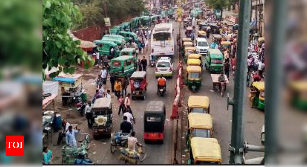 Vehicles still parked illegally: Lucknow loses Metro edge over traffic ...
