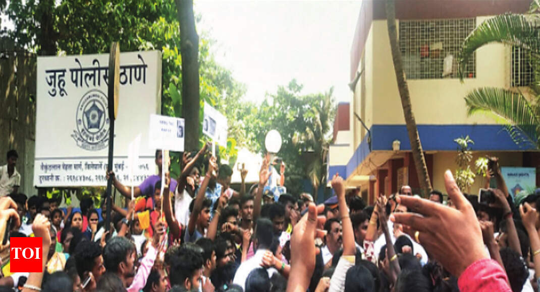 Mumbai: Hundreds seek action against rapist outside police station ...
