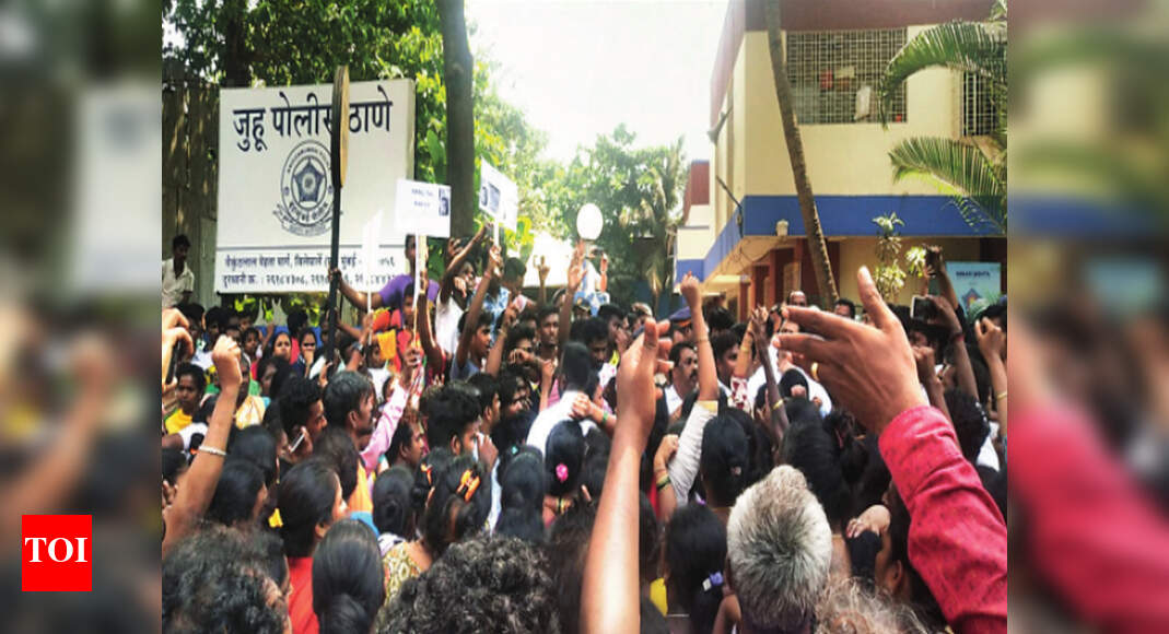 Mumbai: Hundreds seek action against rapist outside police station ...