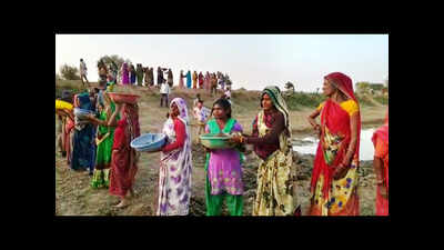 200 women digging up pond in parched Bundelkhand village | Bhopal News ...