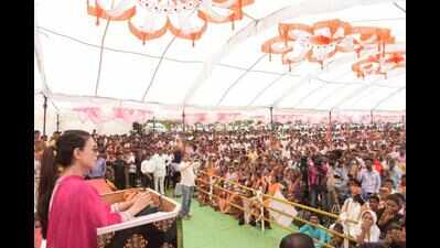 Actor Amisha Patel, CM campaign for Ahir | Nagpur News - Times of India