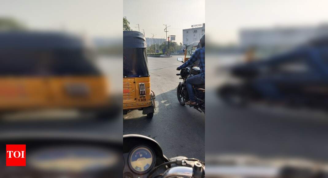 TRAFFIC SIGNALS NOT WORKING PROPERLY - Times of India