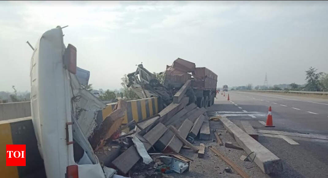Two killed in road accident on Yamuna expressway | Agra News - Times of India