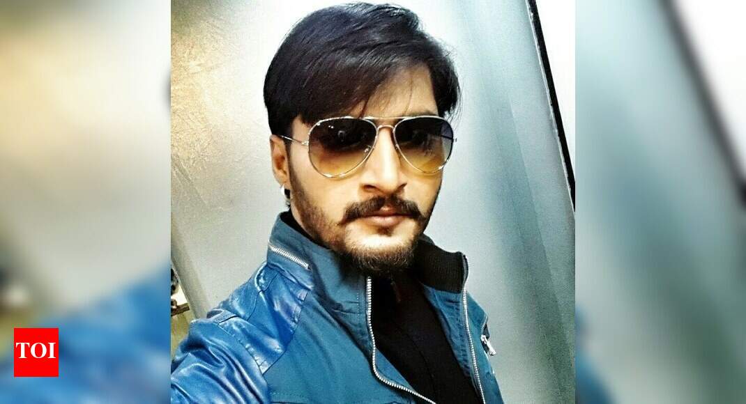 Television host Niranjan Deshpande features in film shot in 16 takes - The Times of India