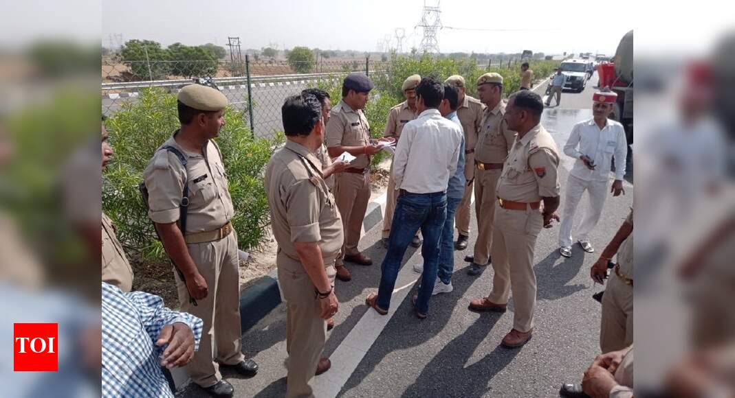 8 killed as car rams into truck on Agra-Lucknow e-way | Agra News - Times of India