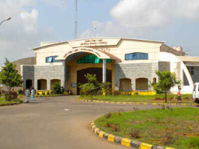 Judges visit Puzhal prison to counsel 150 prisoners | Chennai News ...