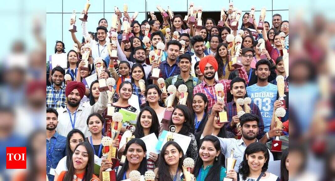 933 students and 7 members of the faculty awarded at GGDSD College ...