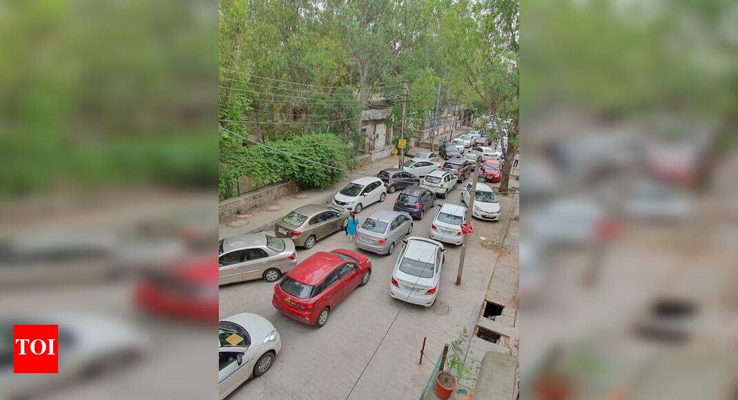 School traffic causes jams - Times of India