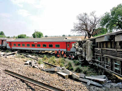 Poorva Express derails near Kanpur, 6 critically injured | Kanpur News - Times of India
