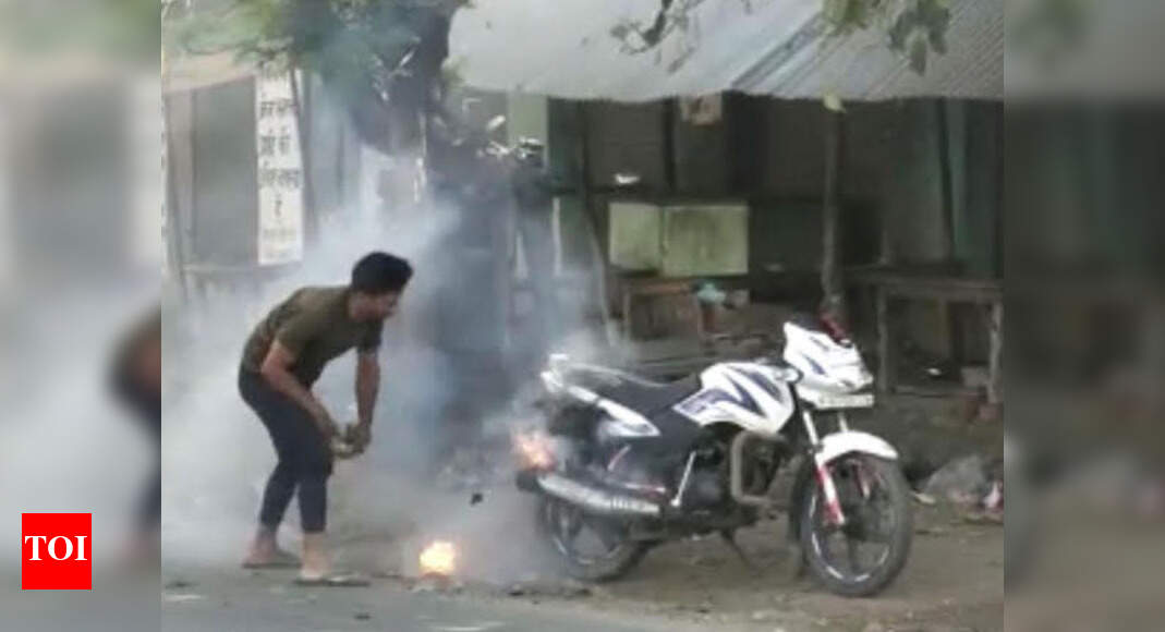 Bike Catches Fire: Agra: Bike catches fire while on move, rider luckily ...