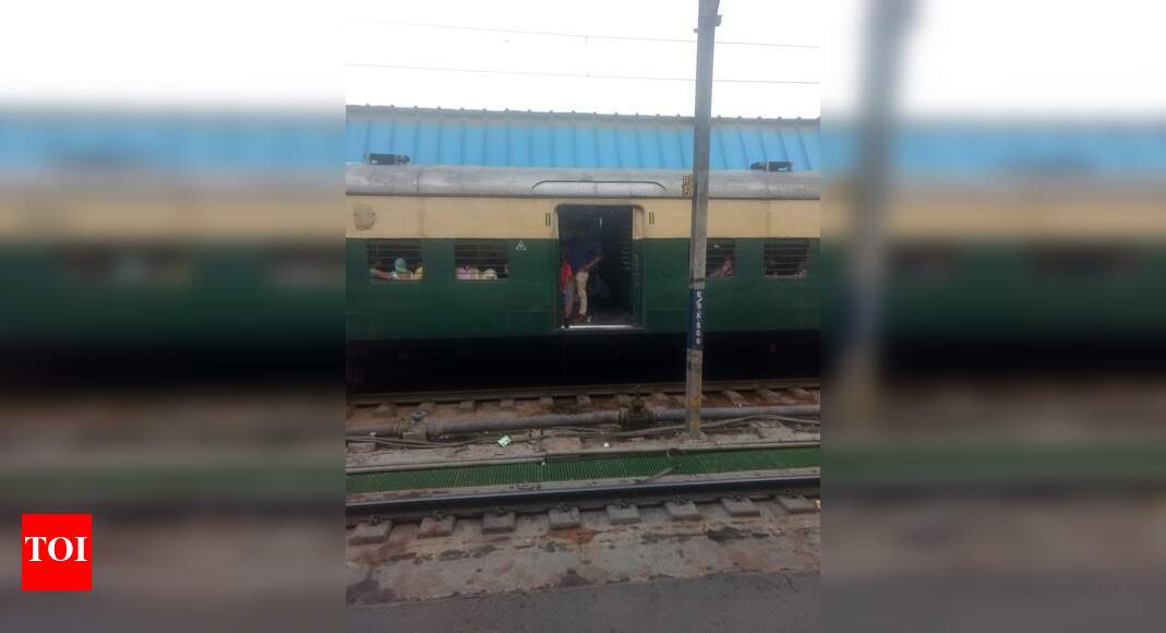 Train platform a public loo? - Times of India