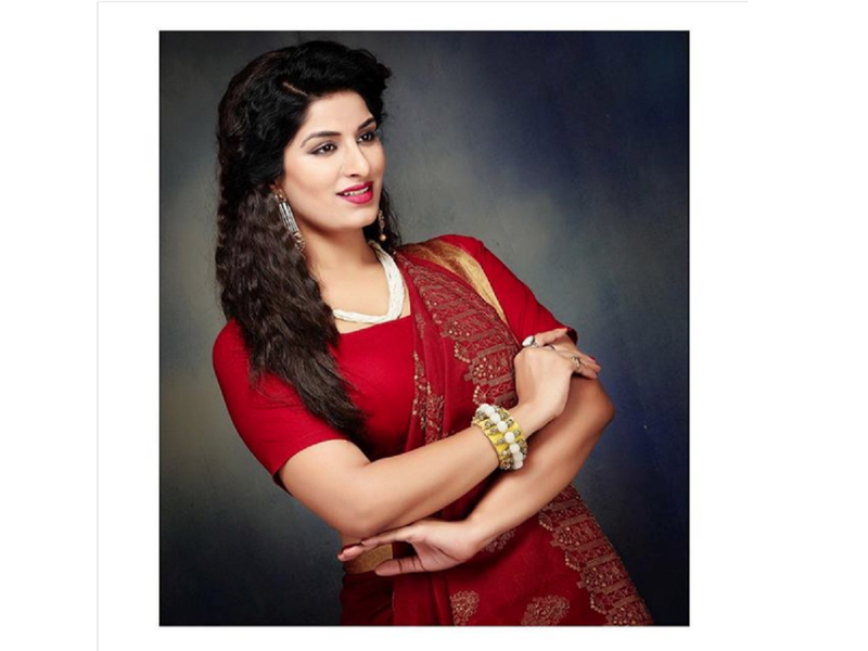 Poonam Dubey shares an adorable picture from her photo shoot | Bhojpuri ...