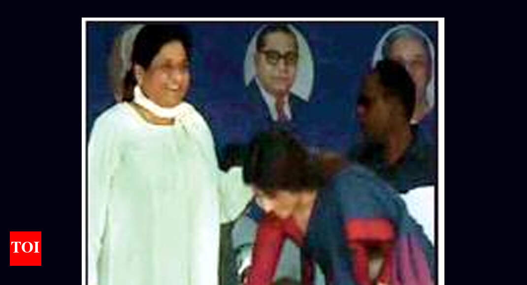 Dimple touches Maya’s feet, she calls her ‘bahu’ | Lucknow News - Times ...