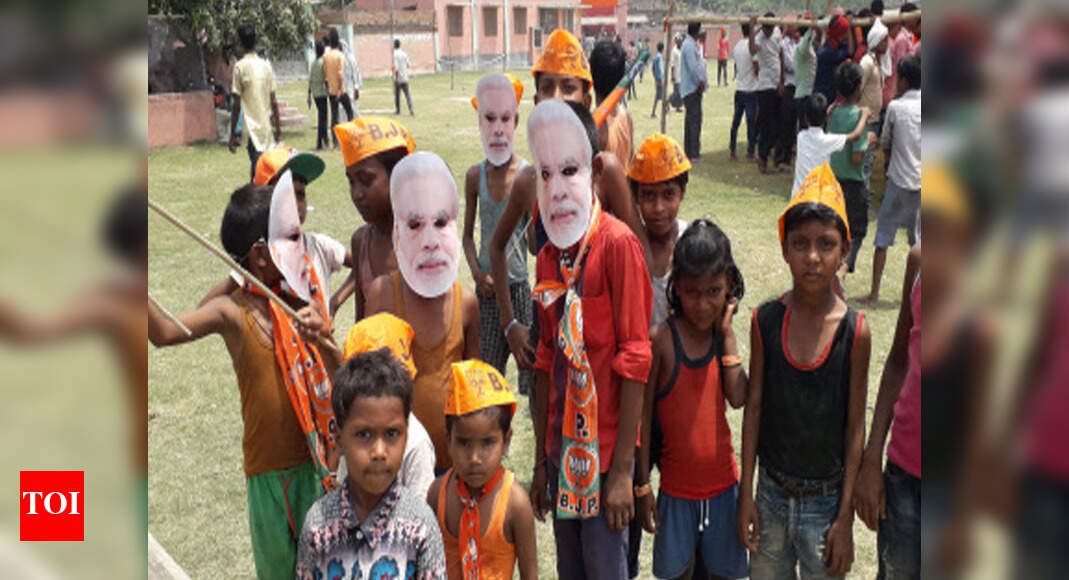 Young & old brave heat with PM Modi masks - Times of India