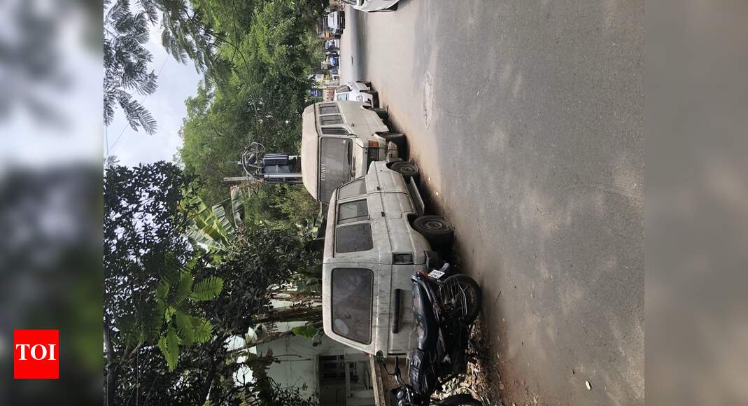 unauthorised parking blocking busy cross roads - Times of India