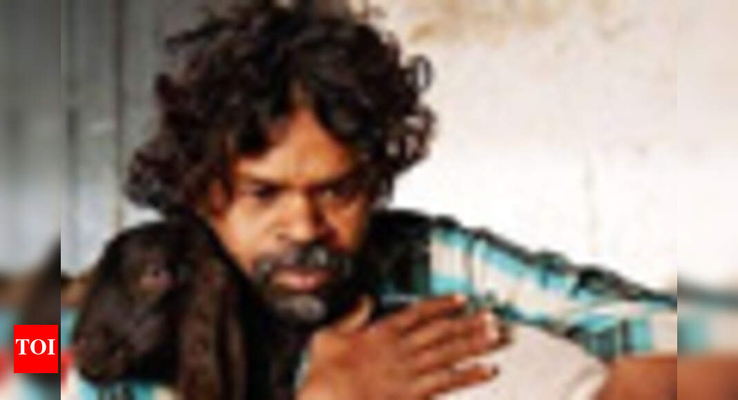 Natha mobbed at Mumbai airport | Hindi Movie News - Times of India