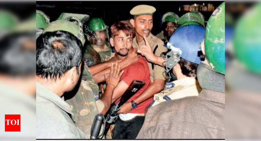 7 injured as 2 groups clash in Amberpet | Hyderabad News - Times of India