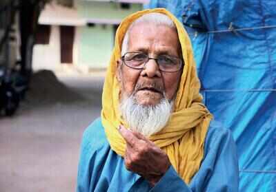 They beat age, weather to cast vote | Lucknow News - Times of India
