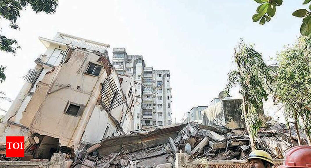Four-storey building collapses in Athwalines | Surat News - Times of India