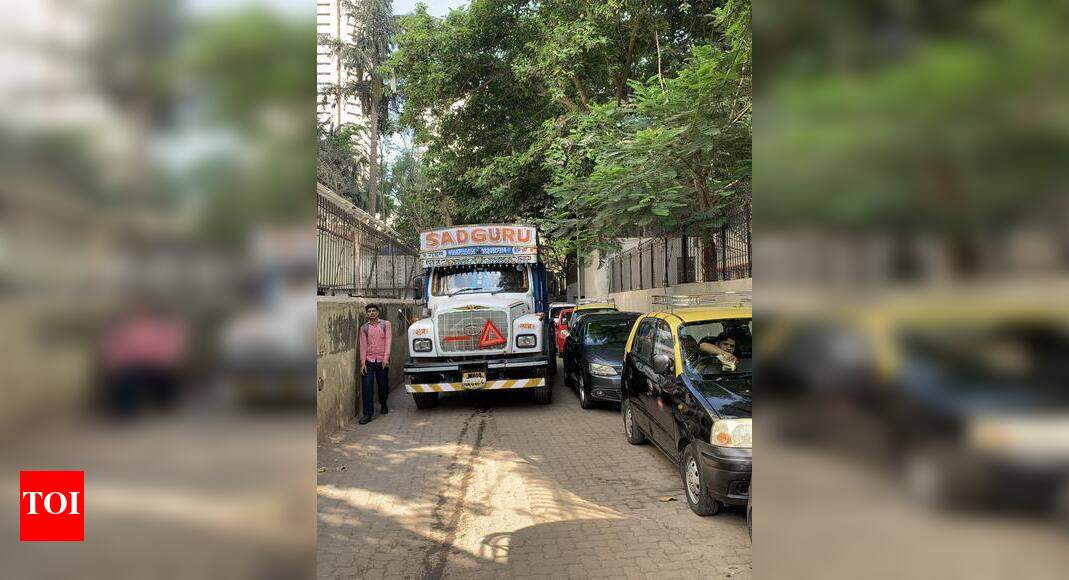 Tanker,cars block lane everyday - Times of India