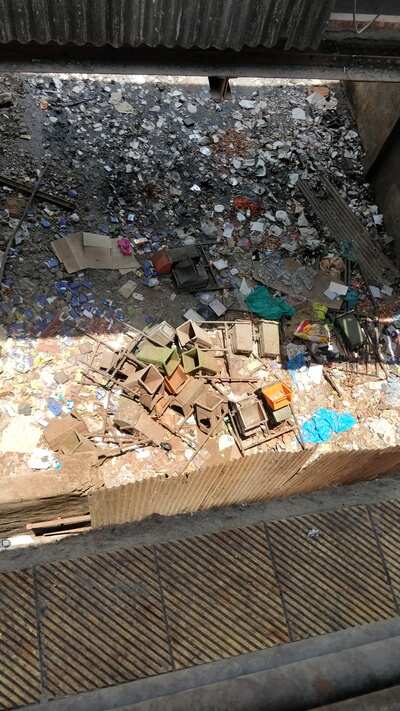 Garbage generated below railway bridge at Dadar - Times of India