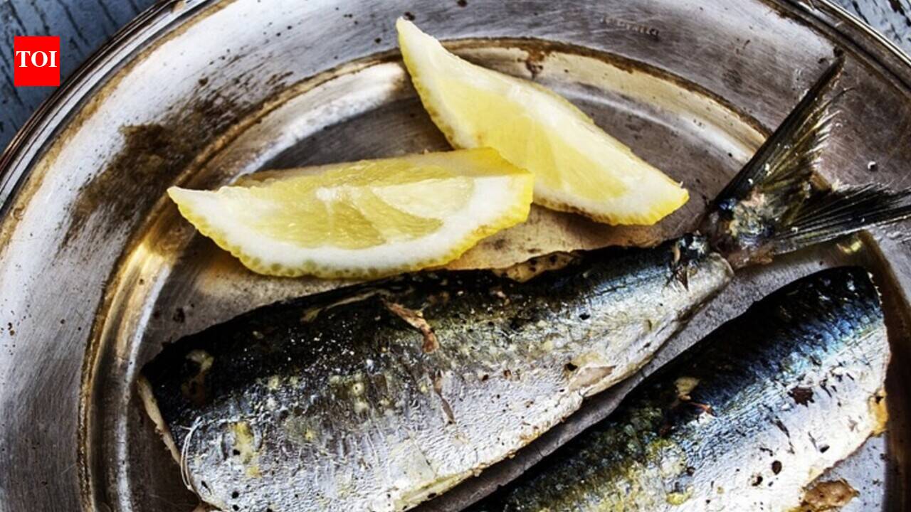 Why fish stinks but chicken doesn't