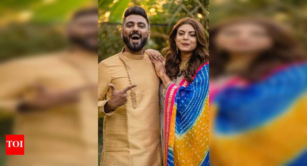Singer: Isheta Sarckar gets engaged to percussionist Dhruv Patel ...