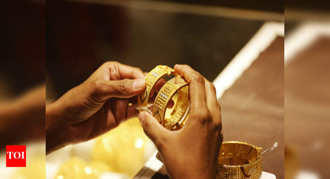 Jewellery Designer From Trichy: Woman loses Rs 23 lakh diamond bangles ...