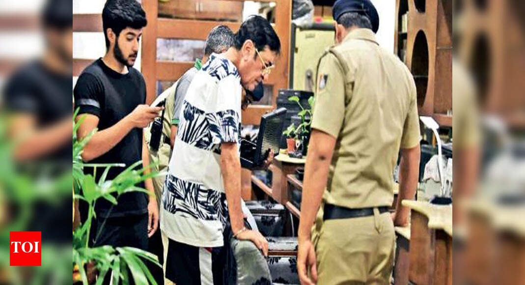 Chandigarh: Three armed goons tie up owner, rob Rs 3 crore jewellery ...