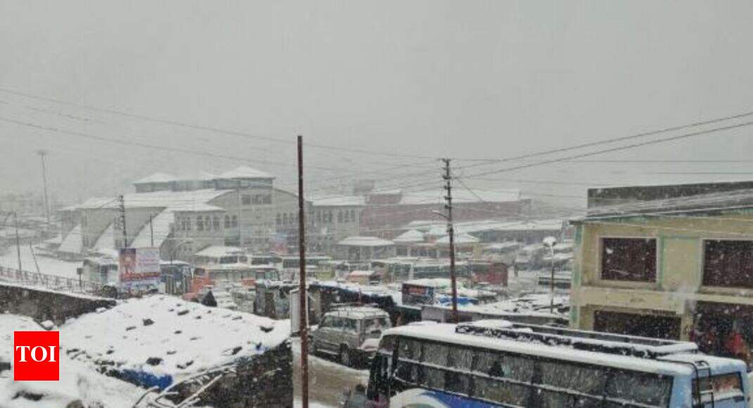 Late snowfall in many parts of Uttarakhand makes it tough for trekkers ...