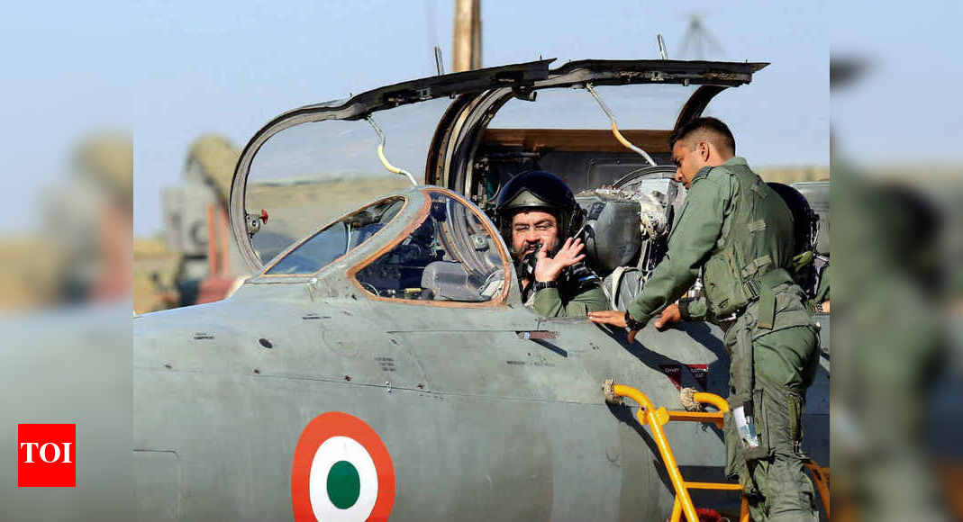 IAF chief leads 'missing man' formation in tribute to Kargil heroes ...