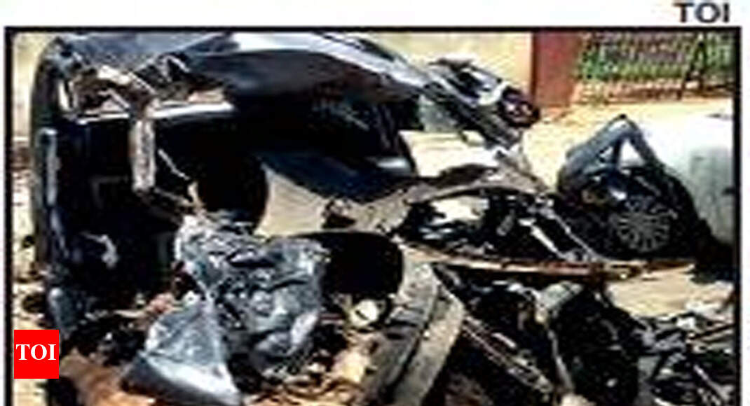 5 of a family die as ambulance hits car | Bengaluru News - Times of India