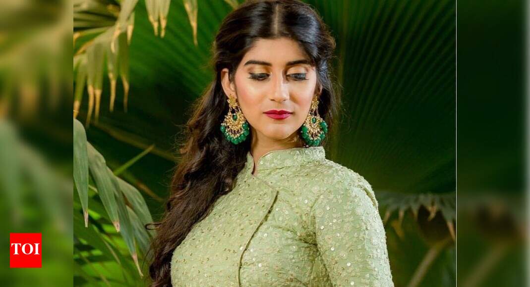 Deeksha Joshi poses with Shubham Purohit | Gujarati Movie News - Times of India