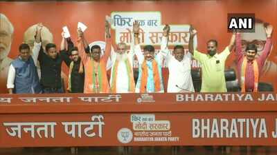 BJP lures away influential minority neta from TMC | India News - Times ...