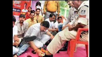 BJP corporator shines shoes to mark victory in Lok Sabha polls | Indore News - Times of India
