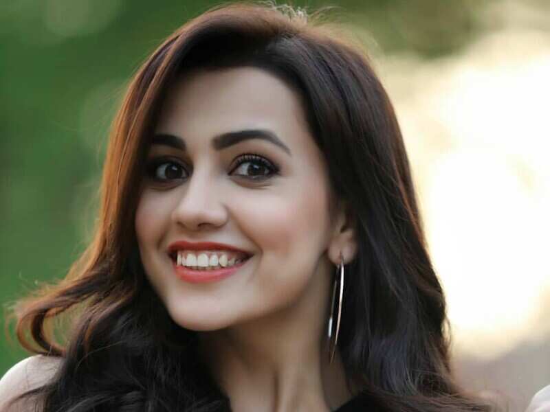 Check out Esha Kansara's beautiful throwback picture | Gujarati Movie ...