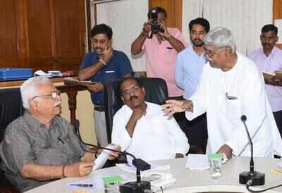 Be ready to face monsoon, Revenue minister R V Deshpande tells ...