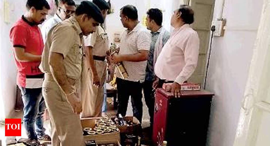 DSP arrested for taking Rs 24,000 bribe from wine shop owner | Jaipur ...