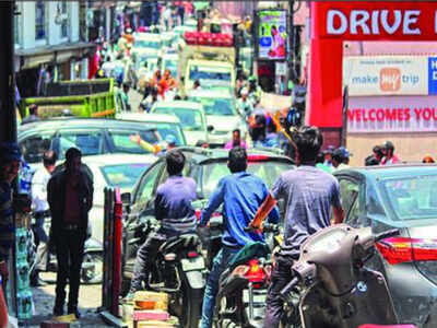 Tourist rush brings traffic to a halt in Mussoorie | Dehradun News ...