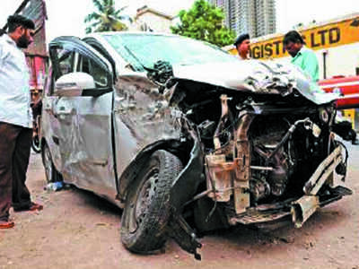 Car rams into commuters at Mumbai's Sewri bus stop, one dead | Mumbai News - Times of India