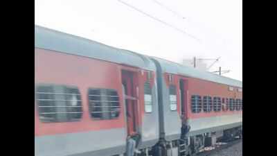 4 killed as Delhi-bound Rajdhani express runs over them in UP | Agra ...
