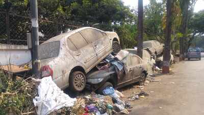 Khatara cars breeding garbage on footpath - Times of India