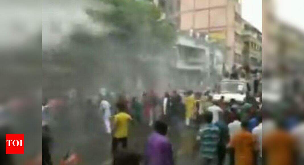 Kolkata violence: Clashes breaks out between BJP workers and police in ...