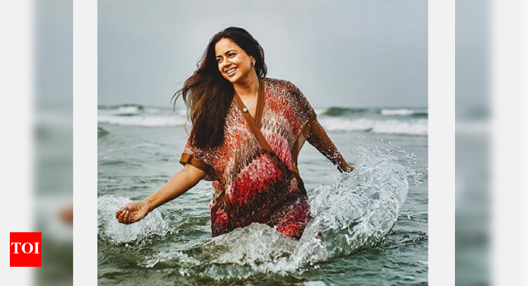 Sameera Reddy flaunts her baby bump in her latest photo shoot | Hindi ...