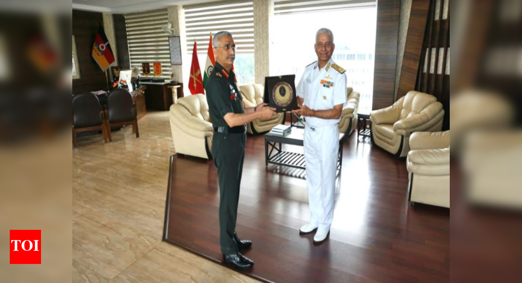 Flag Officer Commanding-in-Chief, Eastern Naval Command, pays a visit ...
