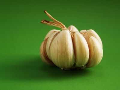 This garlic peeling hack is taking the internet by storm - Times of India