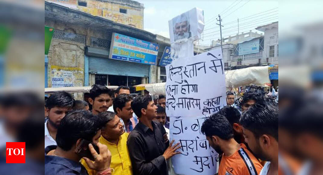 BJYM protests against Sambhal MP Shafiqur Rahman Barq for not chanting ...