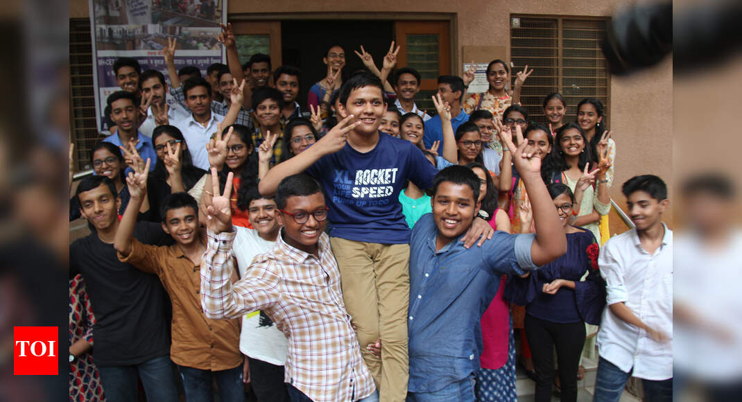 Pune SSC Students of DES school celebrate during the felicitation ...