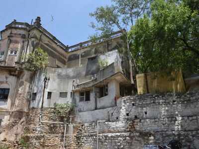 Don’t raze Irrum Manzil, Nawab’s kin urge KCR | Hyderabad News - Times ...