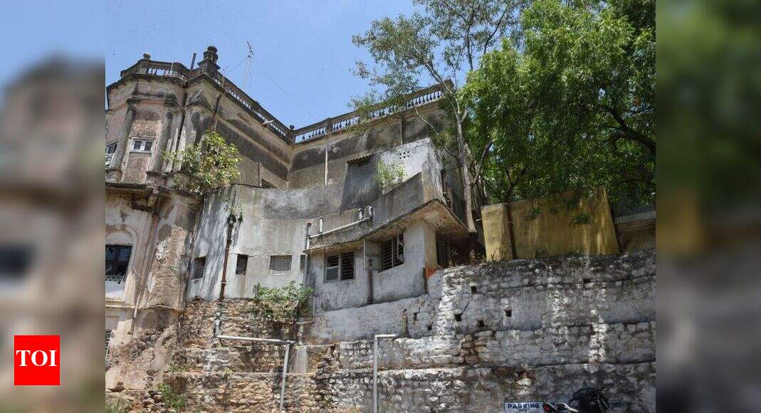 Don’t raze Irrum Manzil, Nawab’s kin urge KCR | Hyderabad News - Times ...